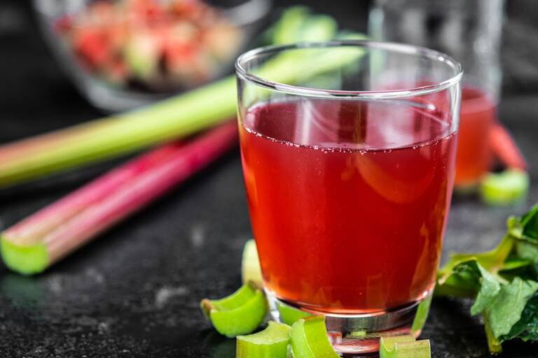 Liquore di rabarbaro: ricetta semplice per un gustoso digestivo