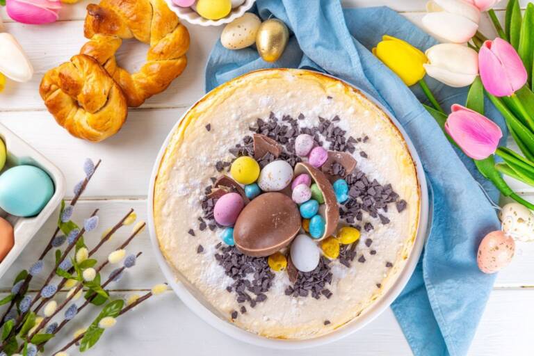 Torta con ovetti di cioccolato: dolce soffice con un ripieno goloso